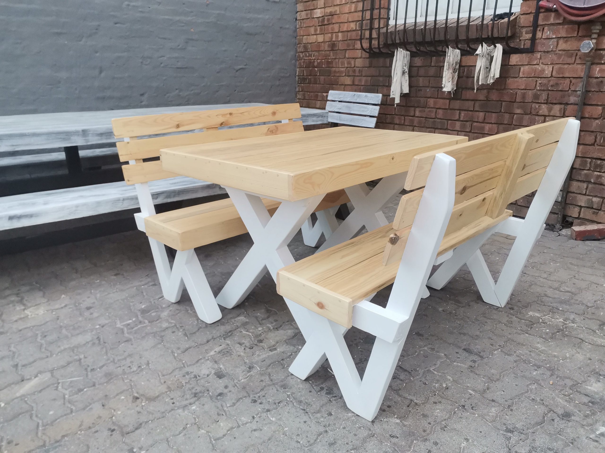 4seater White and Natural Wood Colour Crossed Leg Set With backrest ...