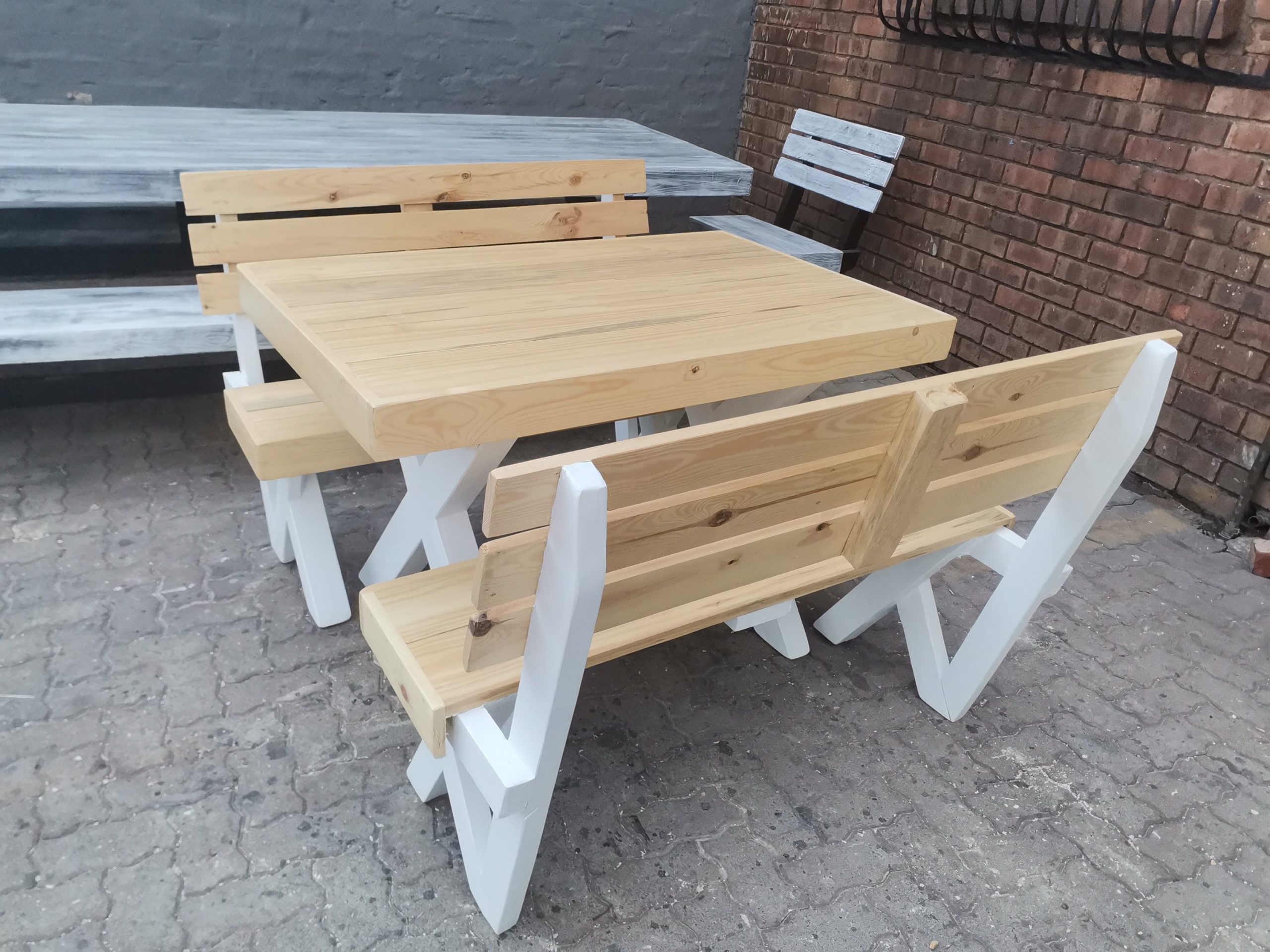 4seater White and Natural Wood Colour Crossed Leg Set With backrest ...